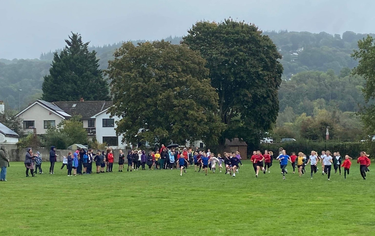 Bant â nhw! Plant Sir Fynwy yn rhedeg am hwyl - Monmouthshire